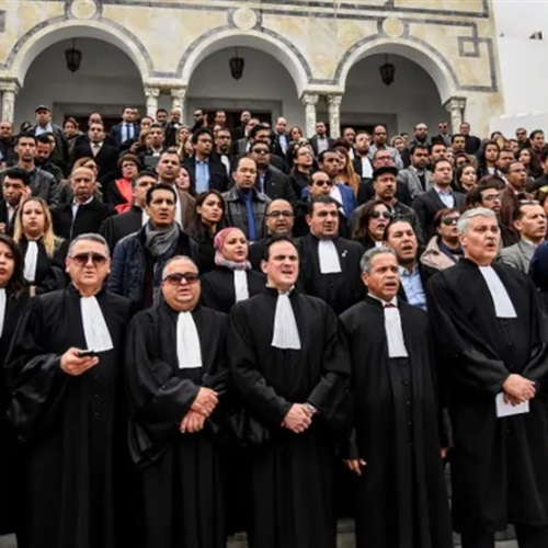 بوابة الحركات الاسلامية بتهم خطيرة إحالة 13 قاضيا أعفاهم رئيس تونس